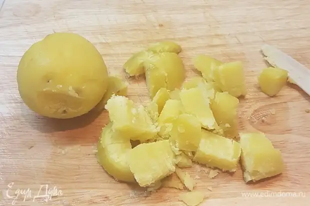 قشري البطاطس وقطعيها بخشونة.