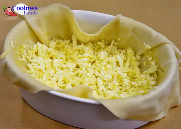 و اکنون باید ترتیب لایه های خمیر و پنیر را در achma مشاهده کنید: