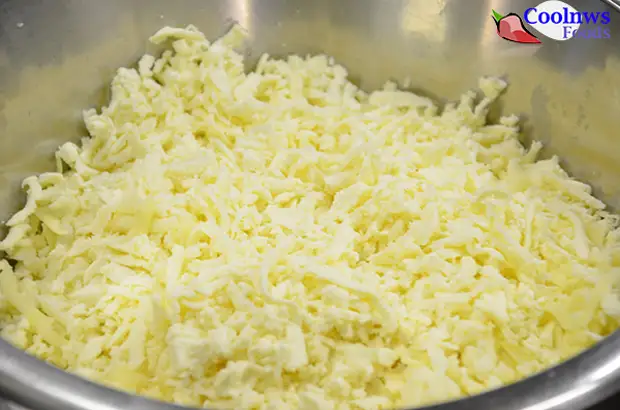 برای فیلینگ از پنیر سولوگونی استفاده می کنیم: فقط آن را رنده کنید