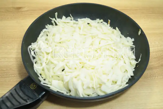 在平底鍋裡用植物油煎捲心菜。