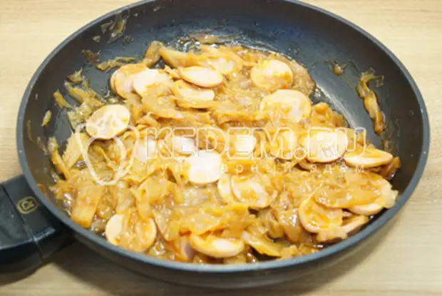 Mangsa karo uyah lan mrico kanggo rasa, cook kanggo liyane 3-4 menit.