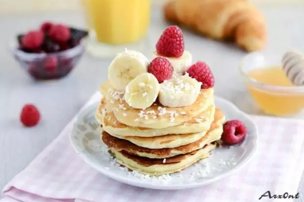 Cottage cheese pancakes with banana and coconut