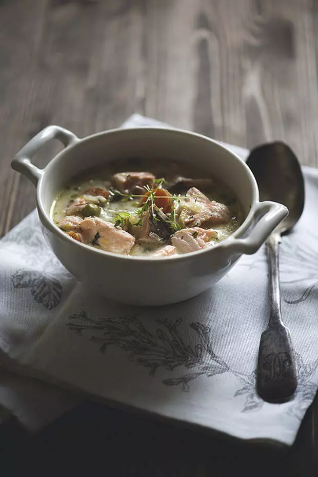 Laksesuppe med porrer og ærter