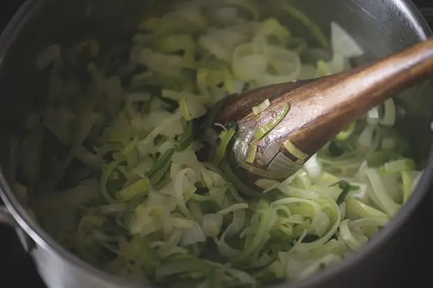 Salmon na sopas na may leeks at mga gisantes