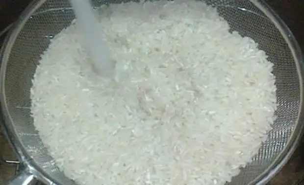 O arroz salgado lávase en auga fría