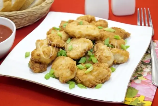 Filet de poulet pané dans une poêle