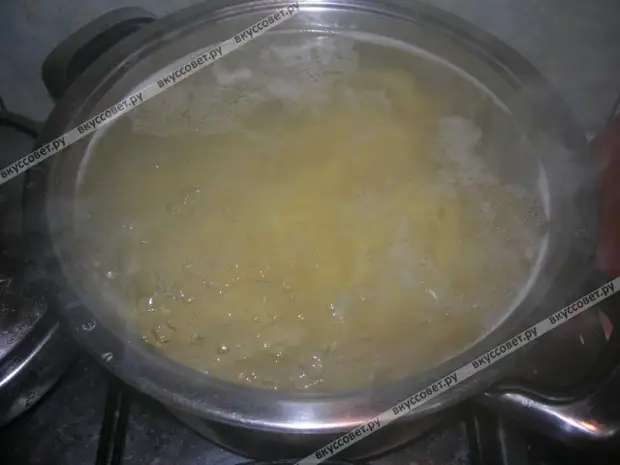 Fettuccine cu ciuperci într-un sos cremos