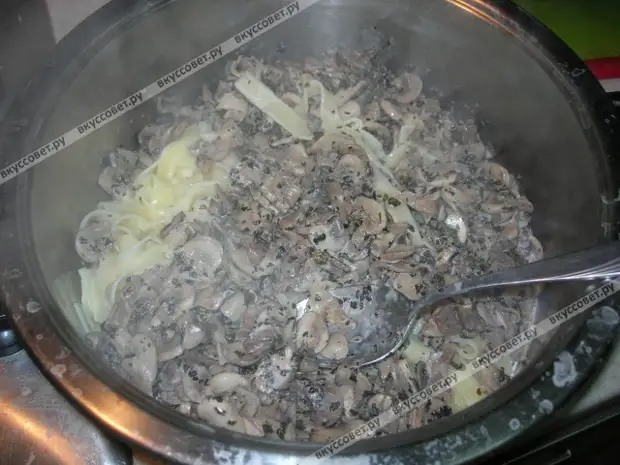 Fettuccine cu ciuperci într-un sos cremos