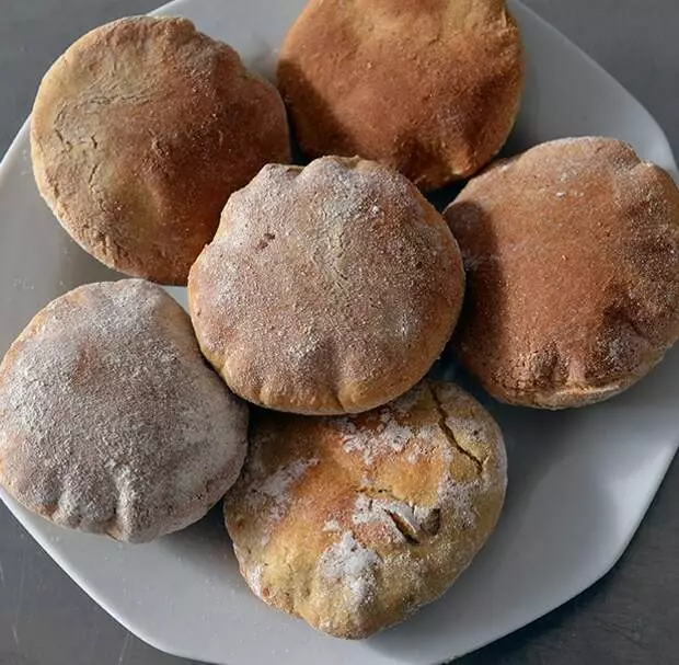 Caraway Rye Tortillas (e pei o le pita, e mafai ona faia ma faʻatumu)