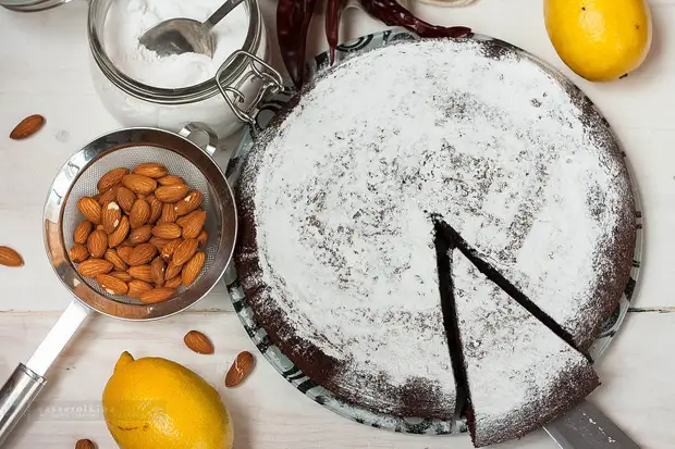 Diætchokoladekage med chilipeber og citronskal