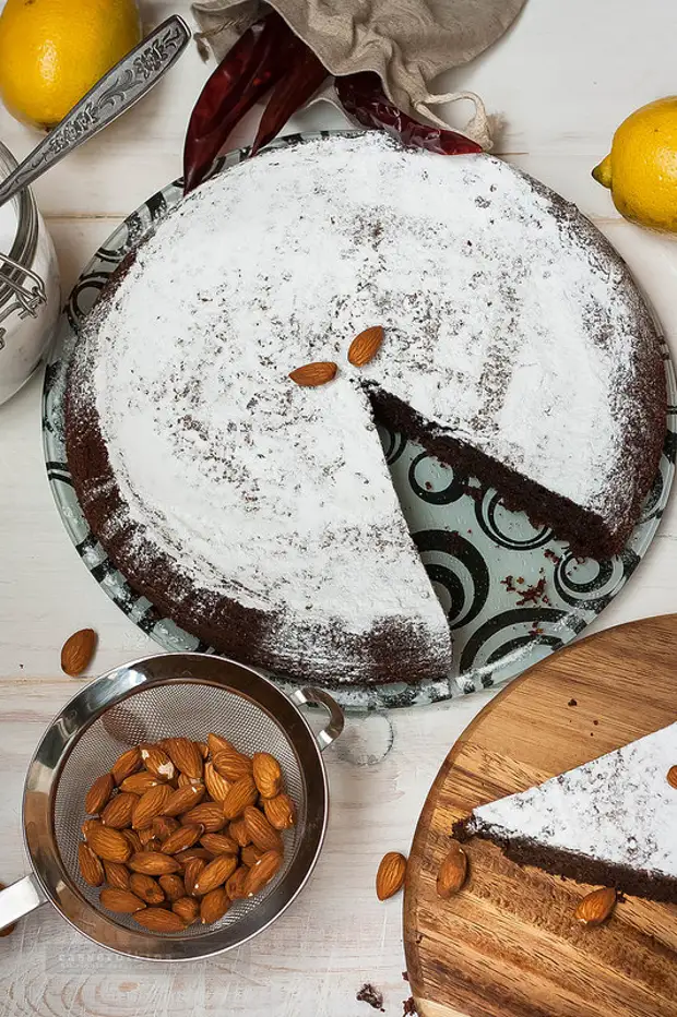 Diætchokoladekage med chilipeber og citronskal