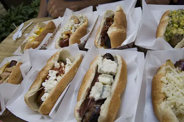 Hot dogs oriġinali minn madwar id-dinja