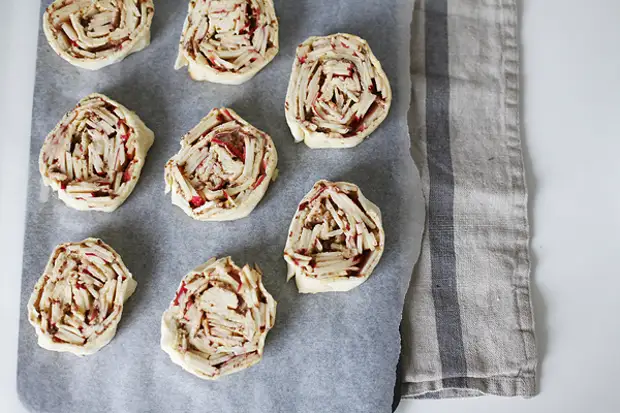 Apple rolls na jibini Cottage na almond