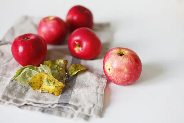 Apple rolls na jibini Cottage na almond