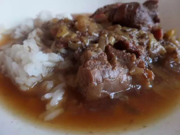 Sapi stewed dina bir poék jeung bumbu