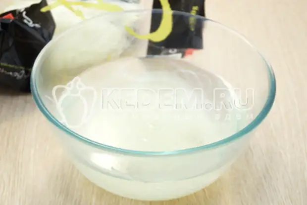 Despeje água fervente sobre o macarrão de arroz funchose por 4 minutos, mexendo ocasionalmente.