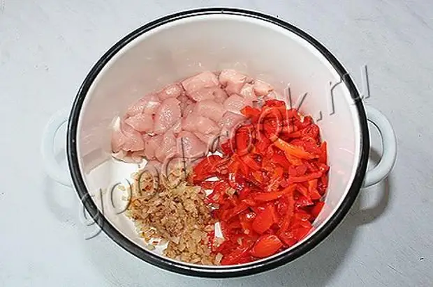 sopa con pimiento morrón y fideos de arroz (funchose)