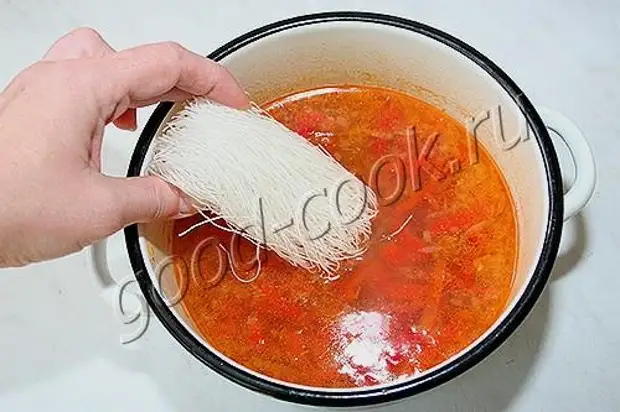 sopa con pimiento morrón y fideos de arroz (funchose)