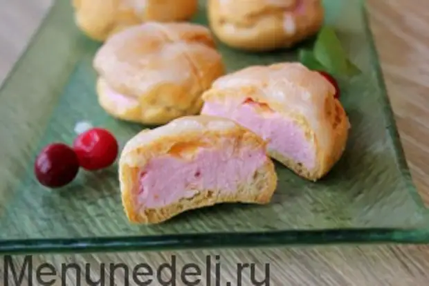 Kue custard dengan krim cranberry