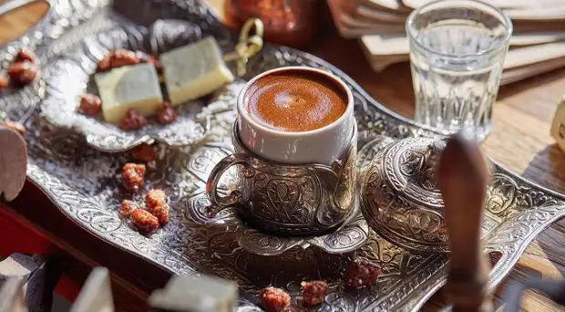 Laten we koffie op een nieuwe manier drinken: ongebruikelijke recepten voor je favoriete drankje