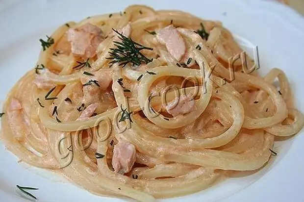 Spaghetti hamwe na salmon yacumuwe