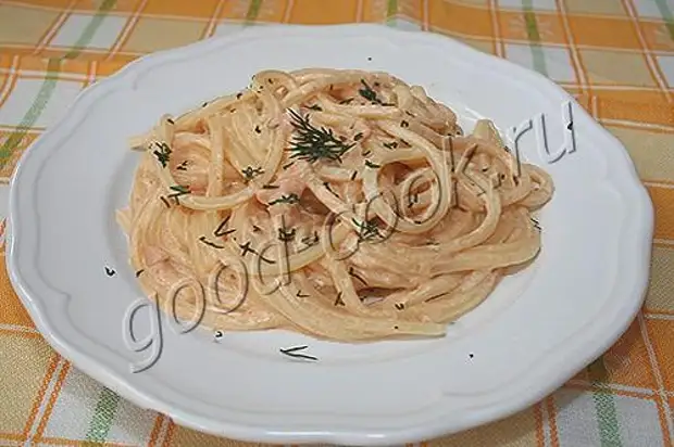 spaghetti miaraka amin'ny salmon nifoka sigara