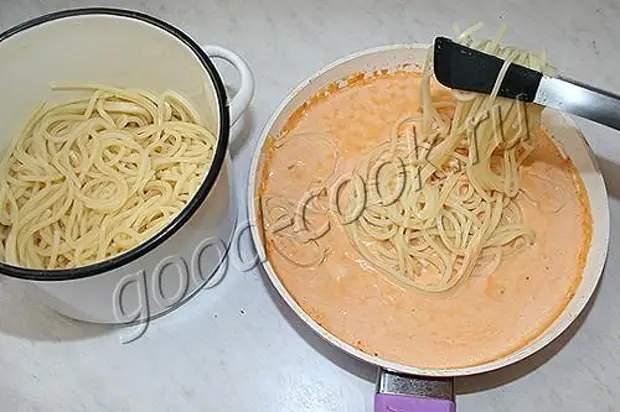 spaghetti ກັບ salmon ສູບຢາ