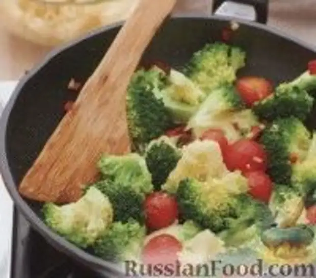 Foto da receita: Pasta con tomate e brócoli - paso número 3