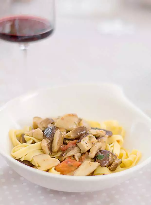 Pasta e nang le li-mushroom tsa porcini: recipe e "monate" haholo