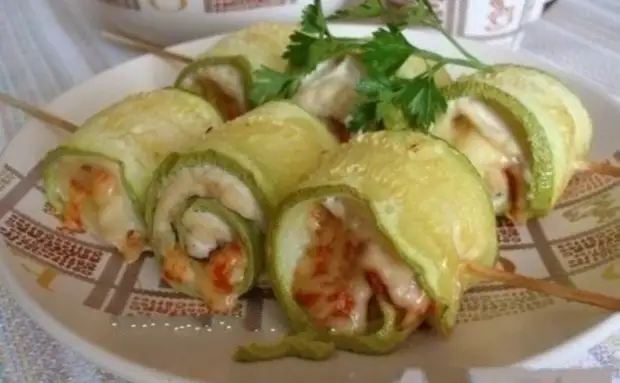 Courgetterolletjes met kip