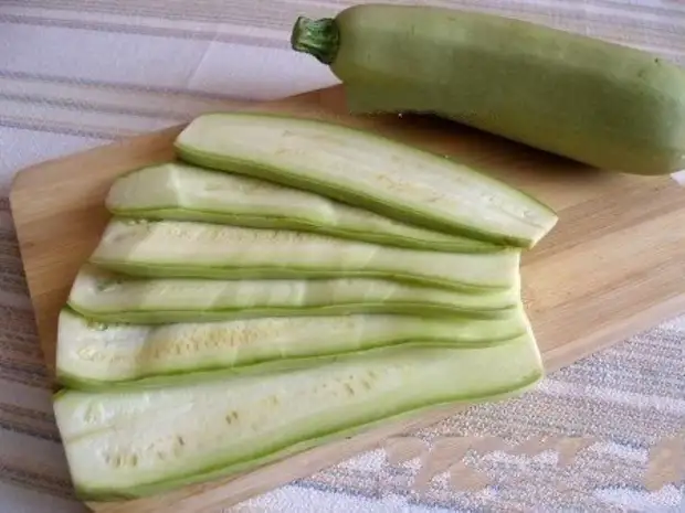 Zucchini izunguruka hamwe n'inkoko