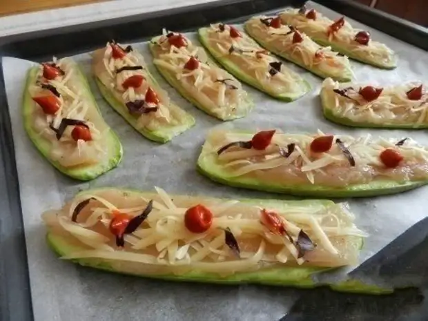 Courgetterolletjes met kip