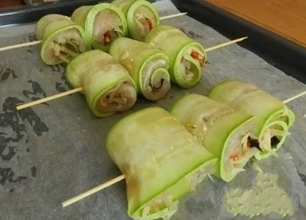 Courgetterolletjes met kip