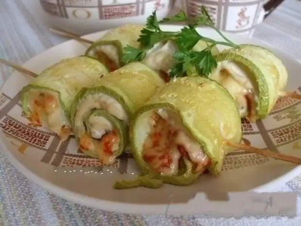 Courgetterolletjes met kip