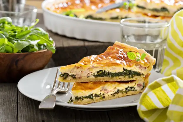 Quiche pẹlu arugula ati ẹran ara ẹlẹdẹ