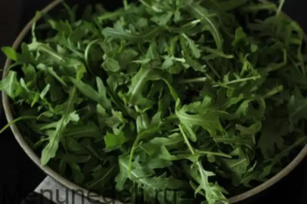 Arugula va pastırma bilan kish