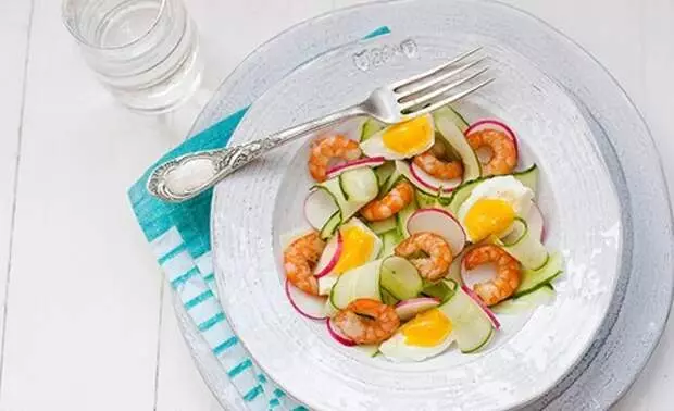 Salad udang dengan telur dan timun