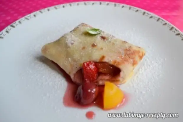 Pancakes dị ụtọ jupụtara na strawberries, cherị na apricots.