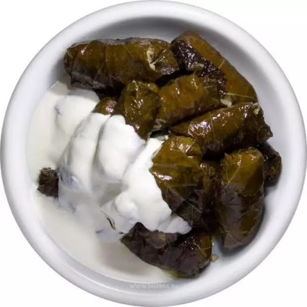 Dolma rypäleen lehdillä