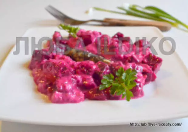 Beetroot saladi ne herring, magaka, mazai uye horseradish