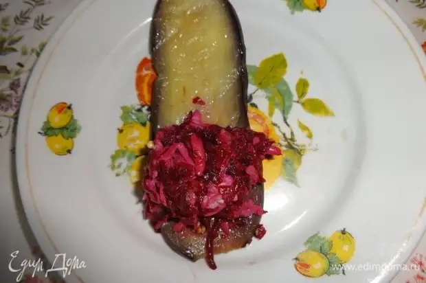 Déposez une petite portion de la garniture aux betteraves sur le bord de l'assiette d'aubergines et roulez-la.