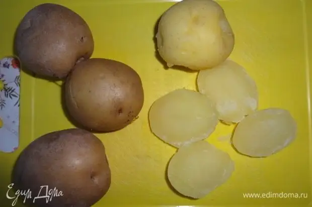 Épluchez les pommes de terre dans leurs uniformes et coupez-les en cercles.