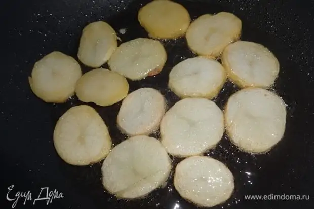 Faites chauffer de l'huile végétale dans une poêle et faites frire les cercles de pommes de terre des deux côtés jusqu'à ce qu'ils soient dorés.