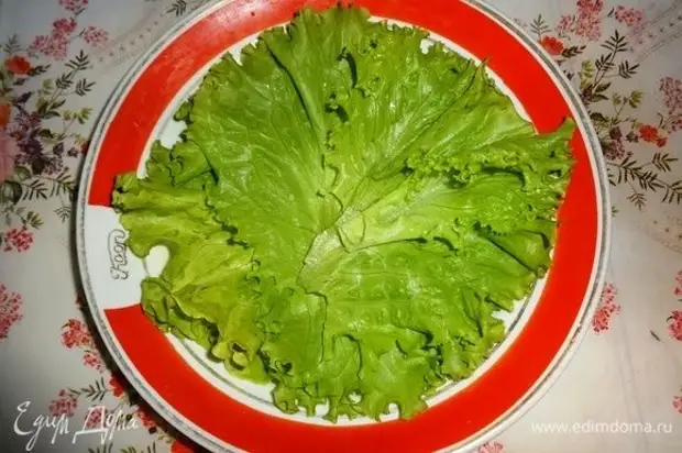 Se spală și se usucă frunzele de salată. Tapetați fundul unei farfurii adânci cu frunze de salată. Pune rulourile de vinete pe frunzele de salata. Aranjați cercurile de cartofi prăjiți. Puneți restul de umplutură și restul de cartofi într-o farfurie.