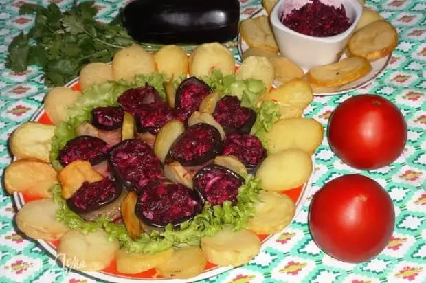 Un délicieux plat de légumes est prêt! Servir avec une salade de tomates fraîches. S'il te plaît, va à table ! Bon appétit!