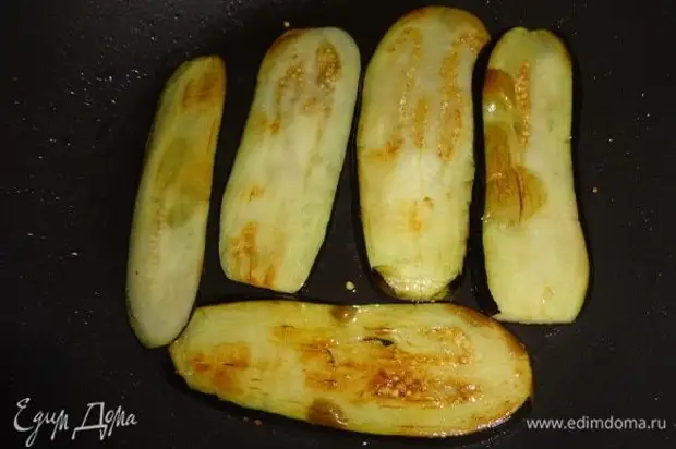 Retournez les aubergines de l'autre côté et faites-les frire jusqu'à ce qu'elles soient dorées.