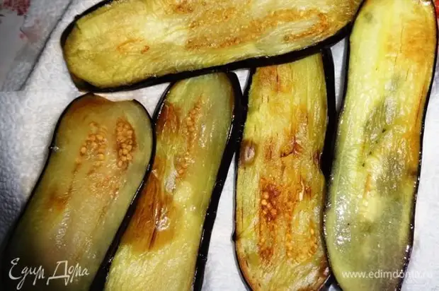 Placez les rouleaux frits sur une serviette en papier pour absorber l'excès d'huile.