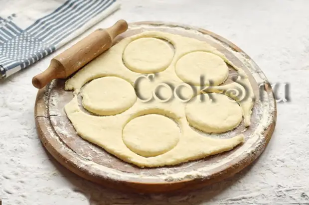 Crumpets de caillé dans une casserole