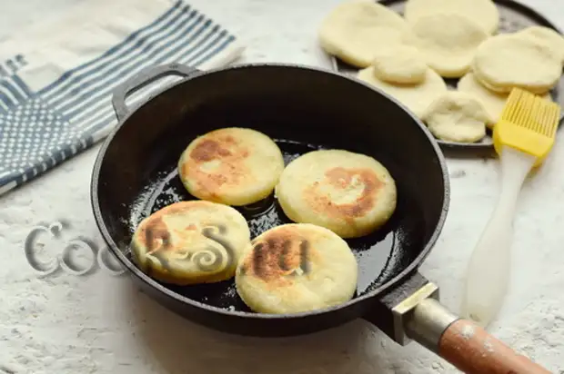 Bolinhos de coalhada em uma panela