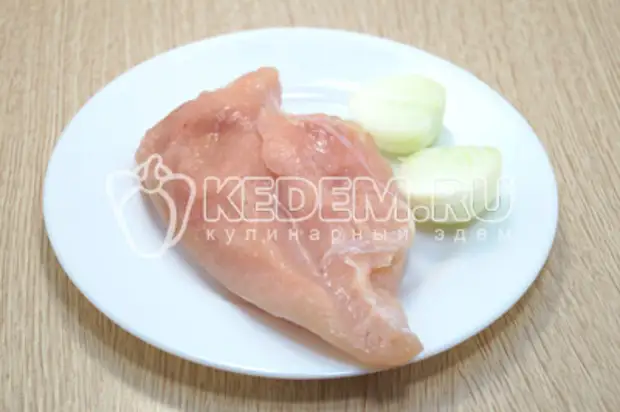 鶏肉の切り身をすすぎ、玉ねぎをはがします。